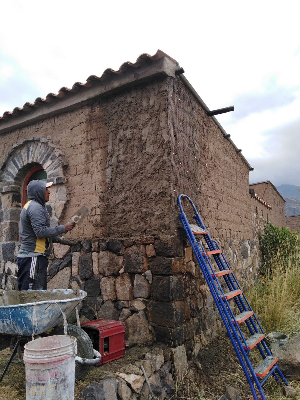 En Caylloma aplican técnicas de construcción sismorresistente con adobe ...